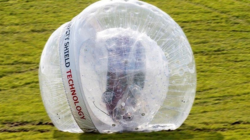 Nissan crea il pallone gonfiabile più grande del mondo, con un'auto ...