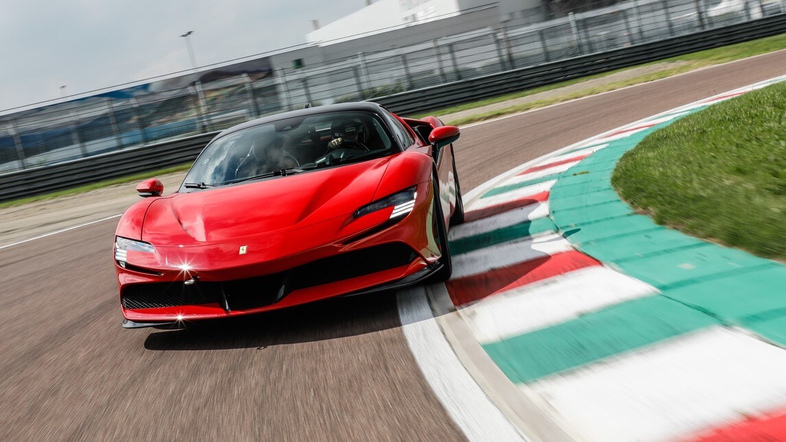 Ferrari SF90 Stradale, la prova FOTO - Auto.it