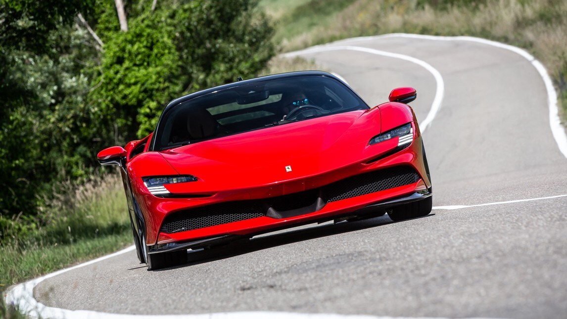 Ferrari SF90 Stradale, la prova FOTO - Auto.it