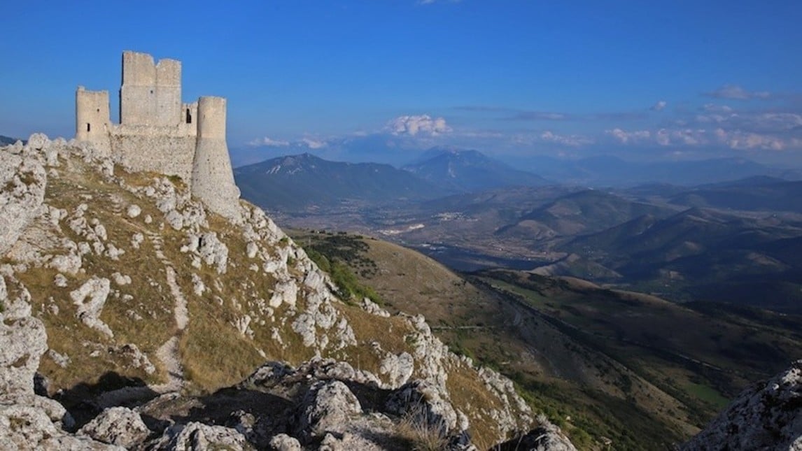 Il castello di Rocca Calascio, un viaggio nel tempo - Auto.it
