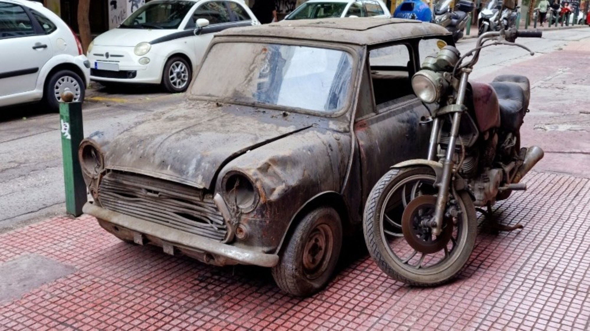 Una Mini Cooper e una Yamaha abbandonate e ritrovate dopo 30 anni | Auto.it