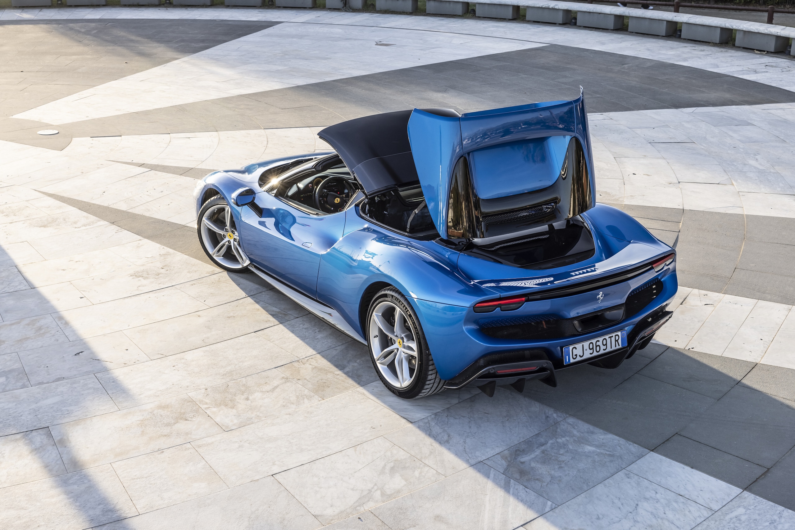 Ferrari 296 GTS, al volante della super spider ibrida - Foto | Auto.it