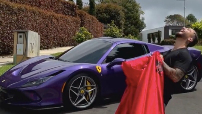 Maluma, il cantate su di giri per la sua nuova amica: una Ferrari F8 ...