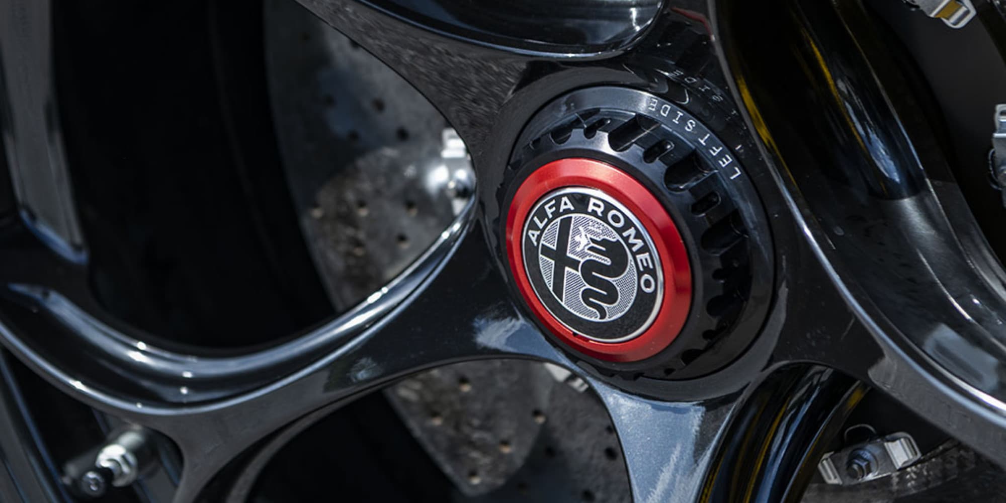 Alfa Romeo, cosa significa il logo del Biscione | Auto.it