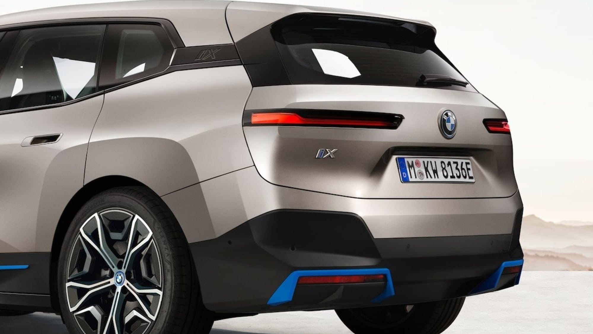 BMW iX 2025, con il restyling arriva un extra di potenza e autonomia ...