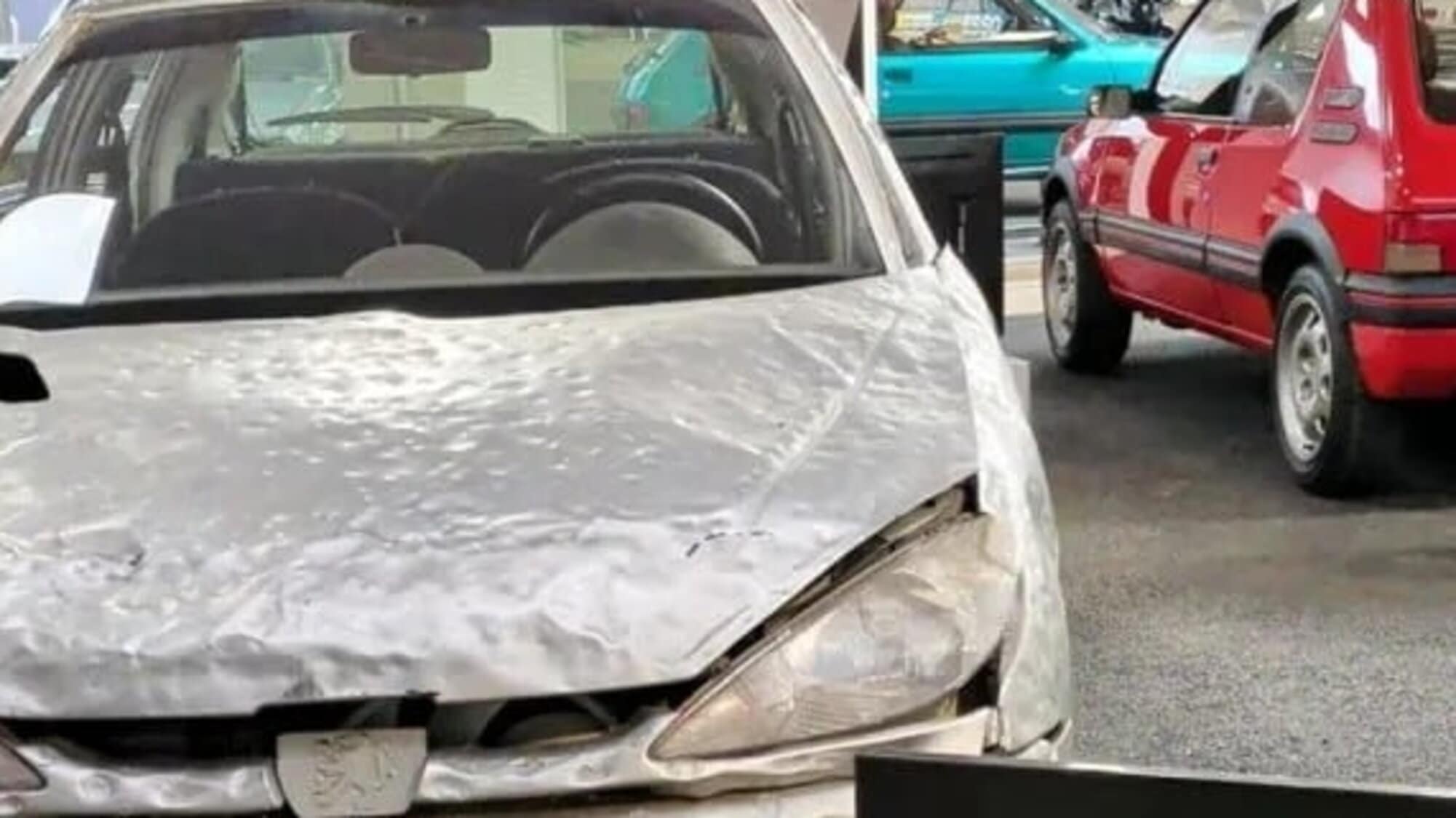 Peugeot, la 206 “fai da te” scolpita da un elefante è la stella di una ...