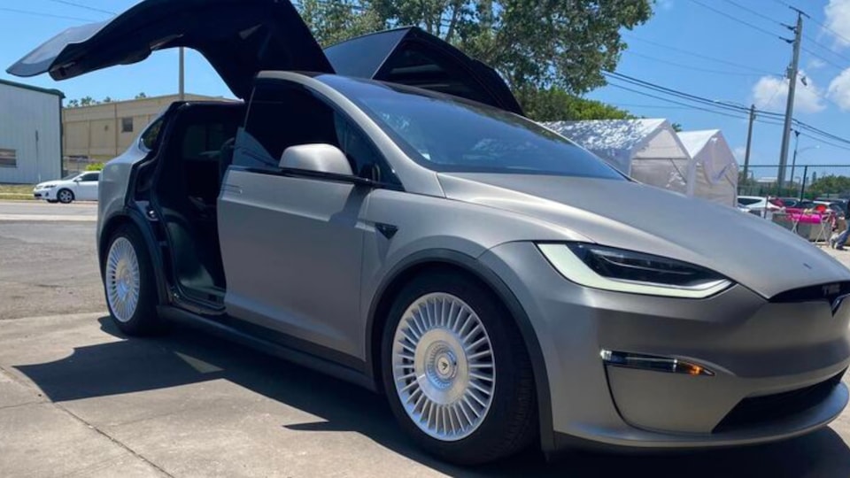 Tesla Model X, ecco quella di "Ritorno al Futuro" | Auto.it